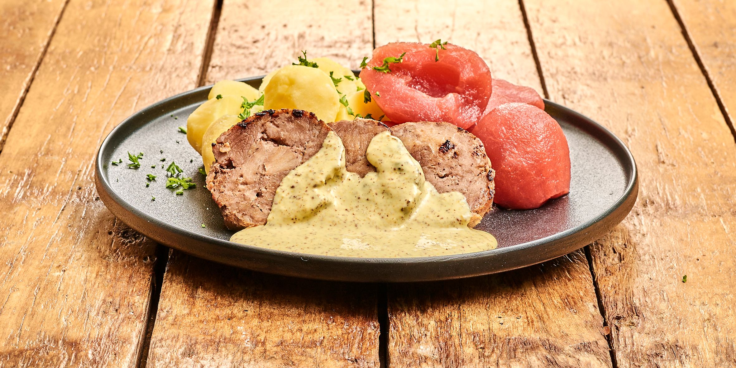 Rollade in mosterdsaus met aardappelen en stoofpeertjes | Uitgekookt