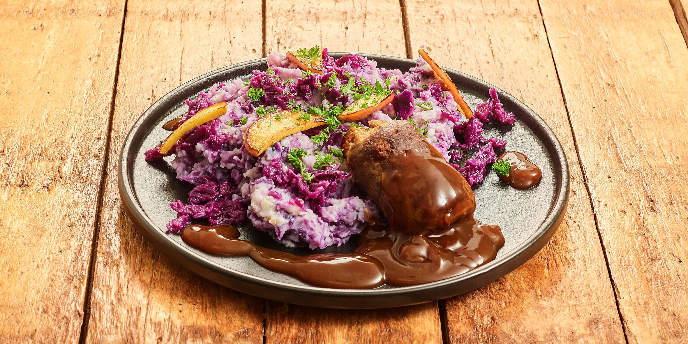 Stamppot van rodekool en appeltjes met rundervink | Uitgekookt