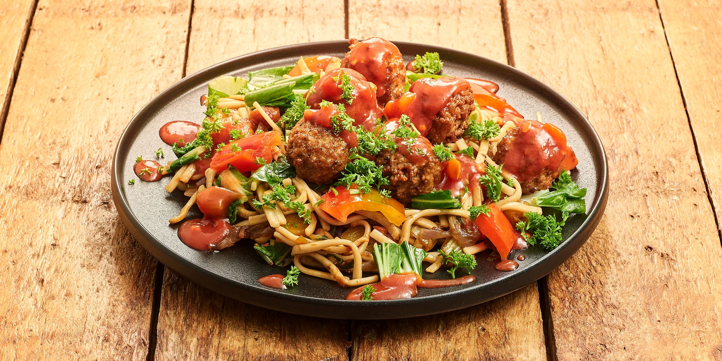 Bami met pittige gehaktballetjes in Chinese saus | Uitgekookt